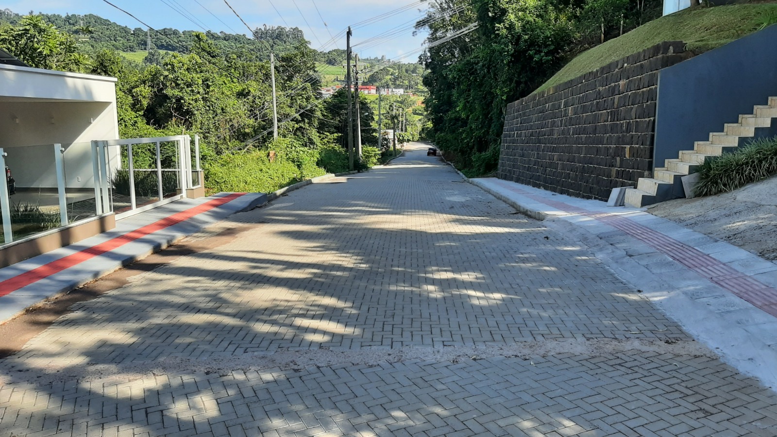 Colocação de pavers segue sendo realizada na Rua Nova Milano em Seara ...